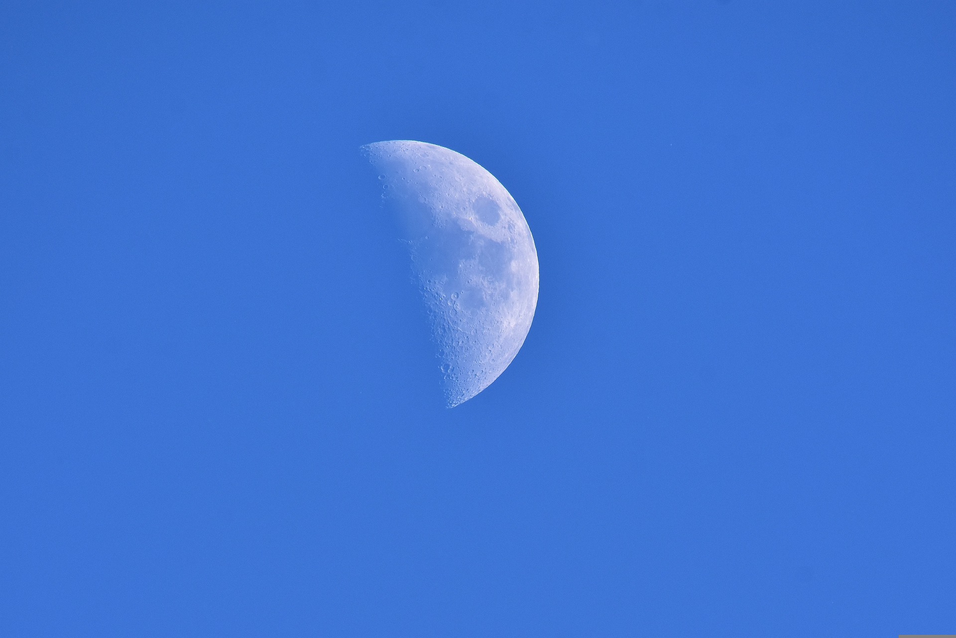 La luna, único satélite natural de la Tierra - Icarito